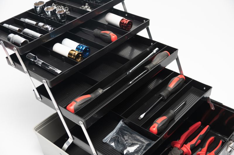 Kotak Alat Profesional 14L dengan 4 Baki dan Kunci Logam | Solusi ...